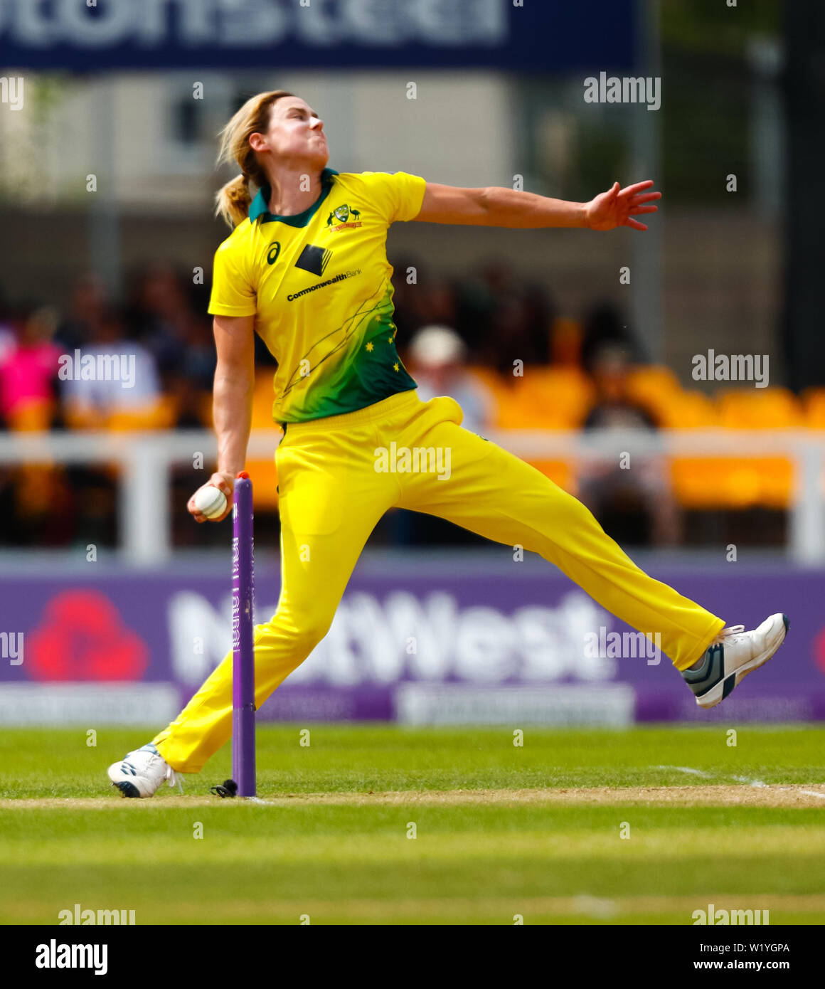 Ellyse perry bowling hi-res stock photography and images - Alamy