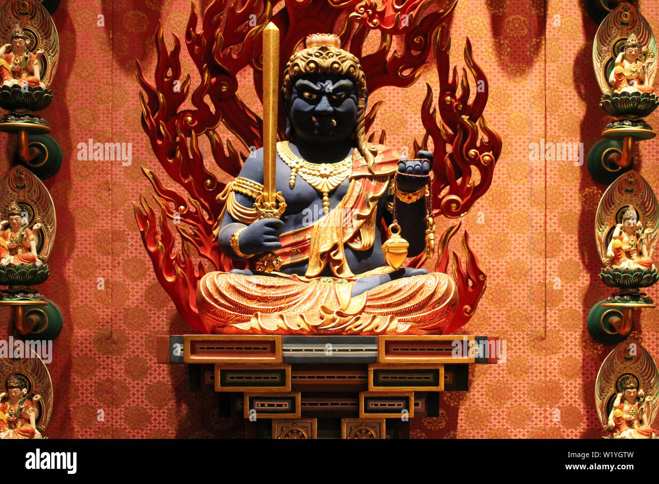 buddhist temple (Buddha Tooth Relic) in singapore Stock Photo - Alamy