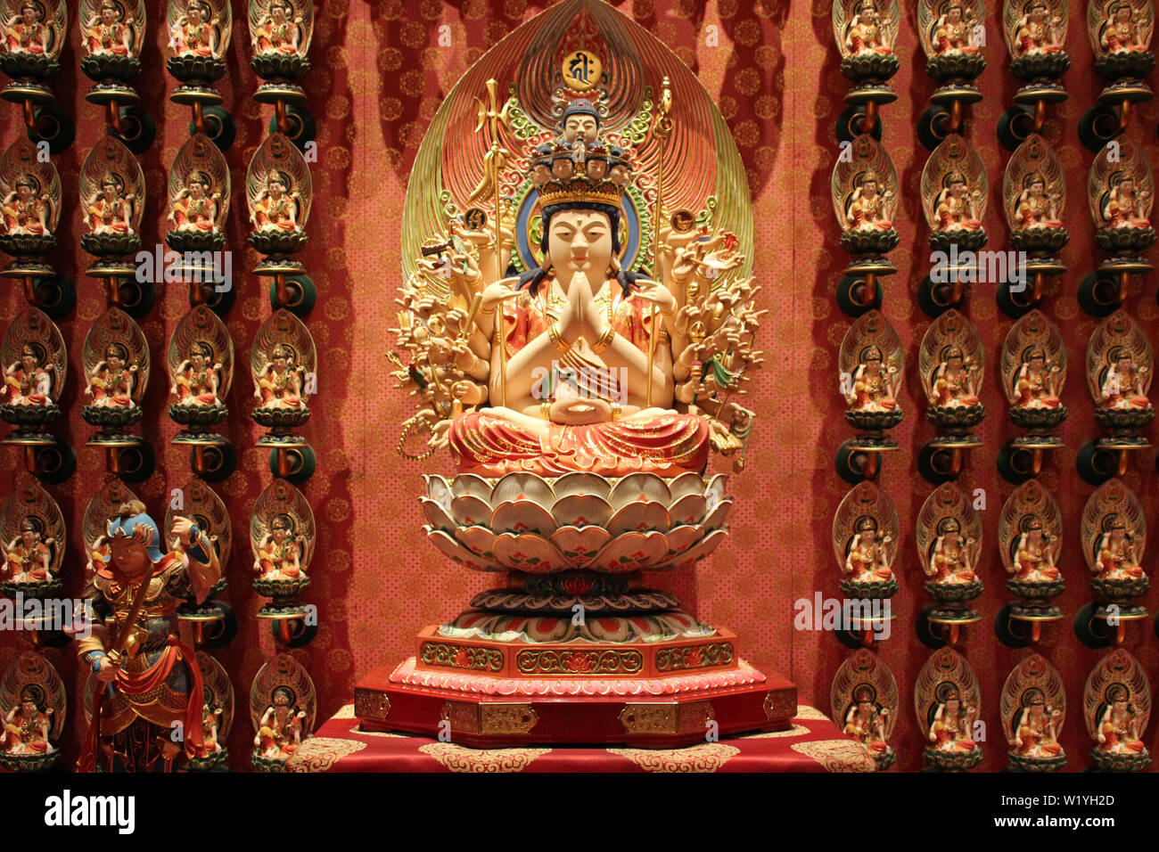 buddhist temple (Buddha Tooth Relic) in singapore Stock Photo - Alamy