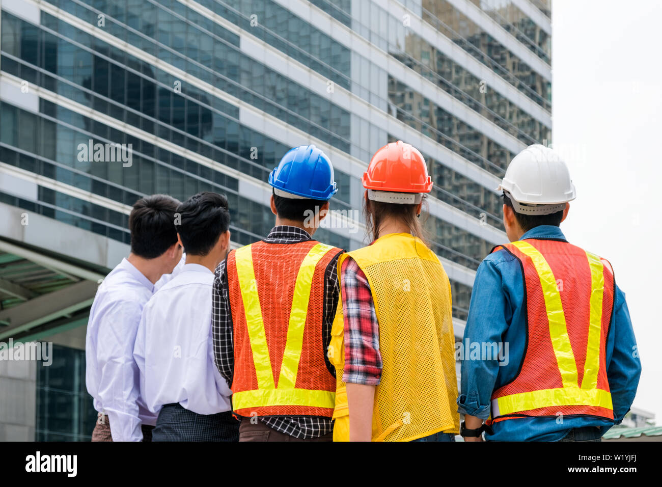 Businessman with engineer group partnership cooperation for ...