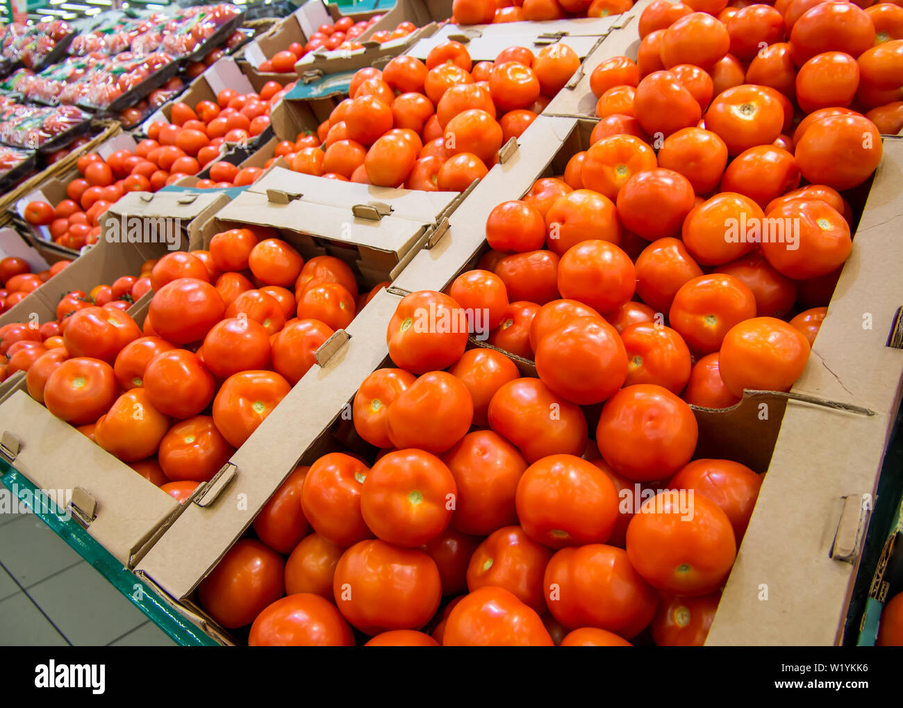 Fresh tomatoes in boxes on the supermarket counter Stock Photo - Alamy