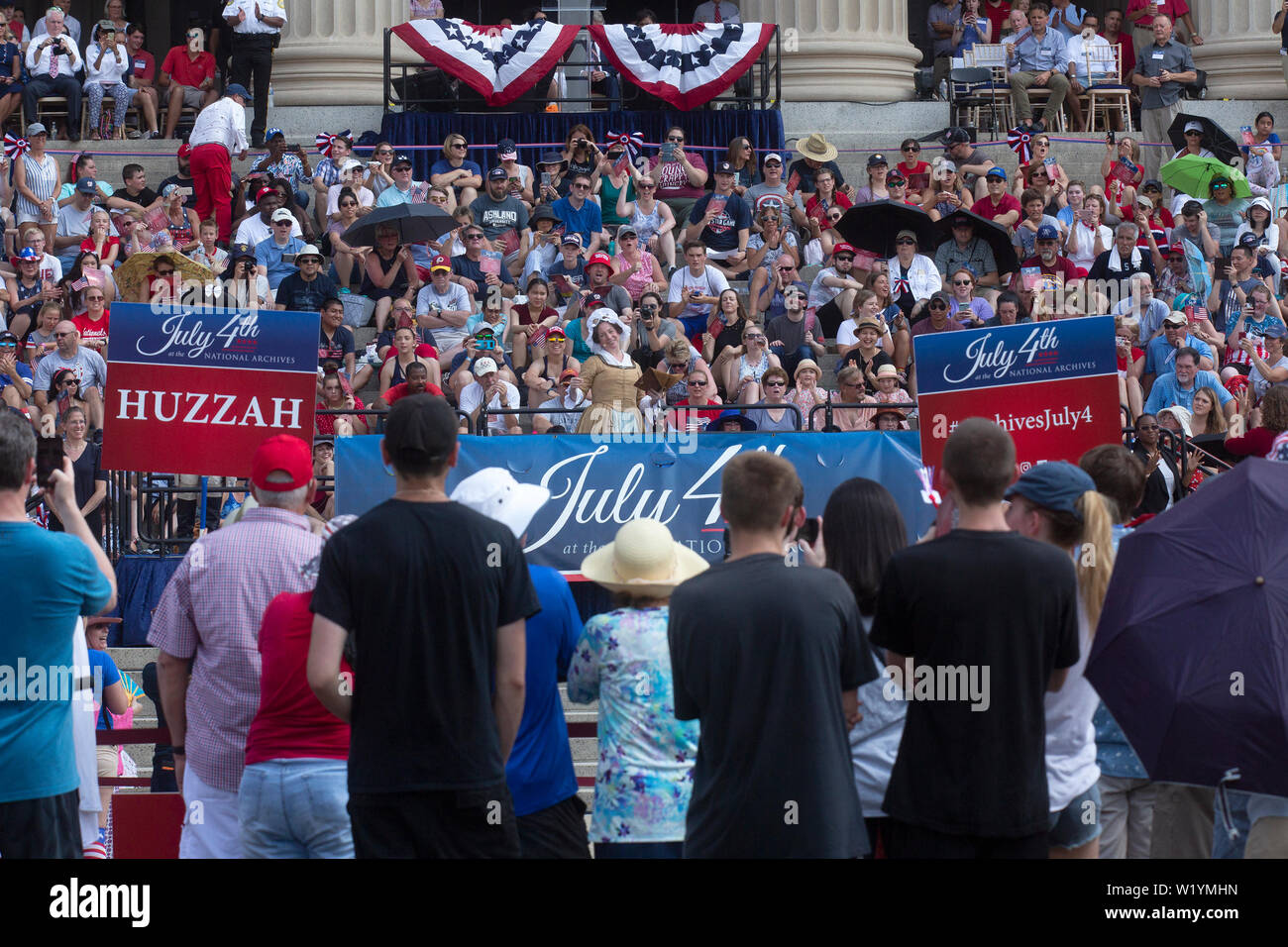 Re-enactors of the founding fathers read the Declaration of ...
