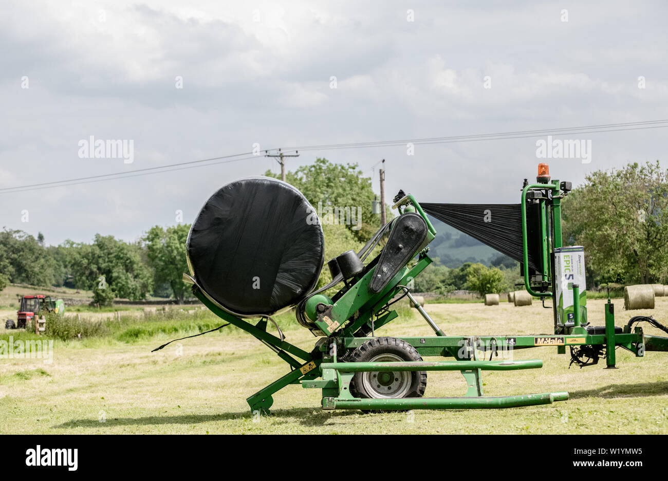 991BE Fully Automatic Electronic Trailed Round Bale Wrapper wrapping ...