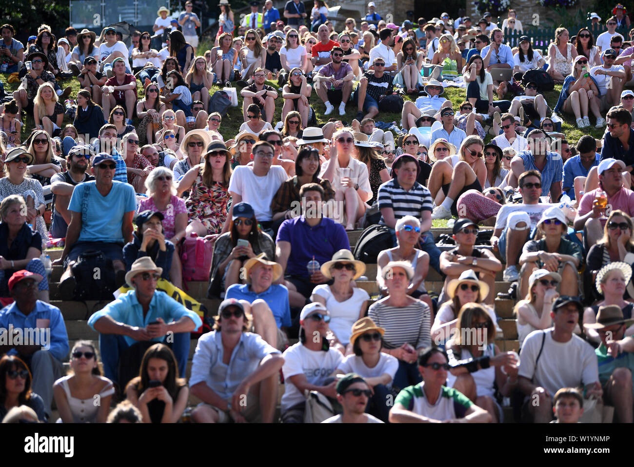 Spectators on Murray mound watch the match between Serena Williams and ...