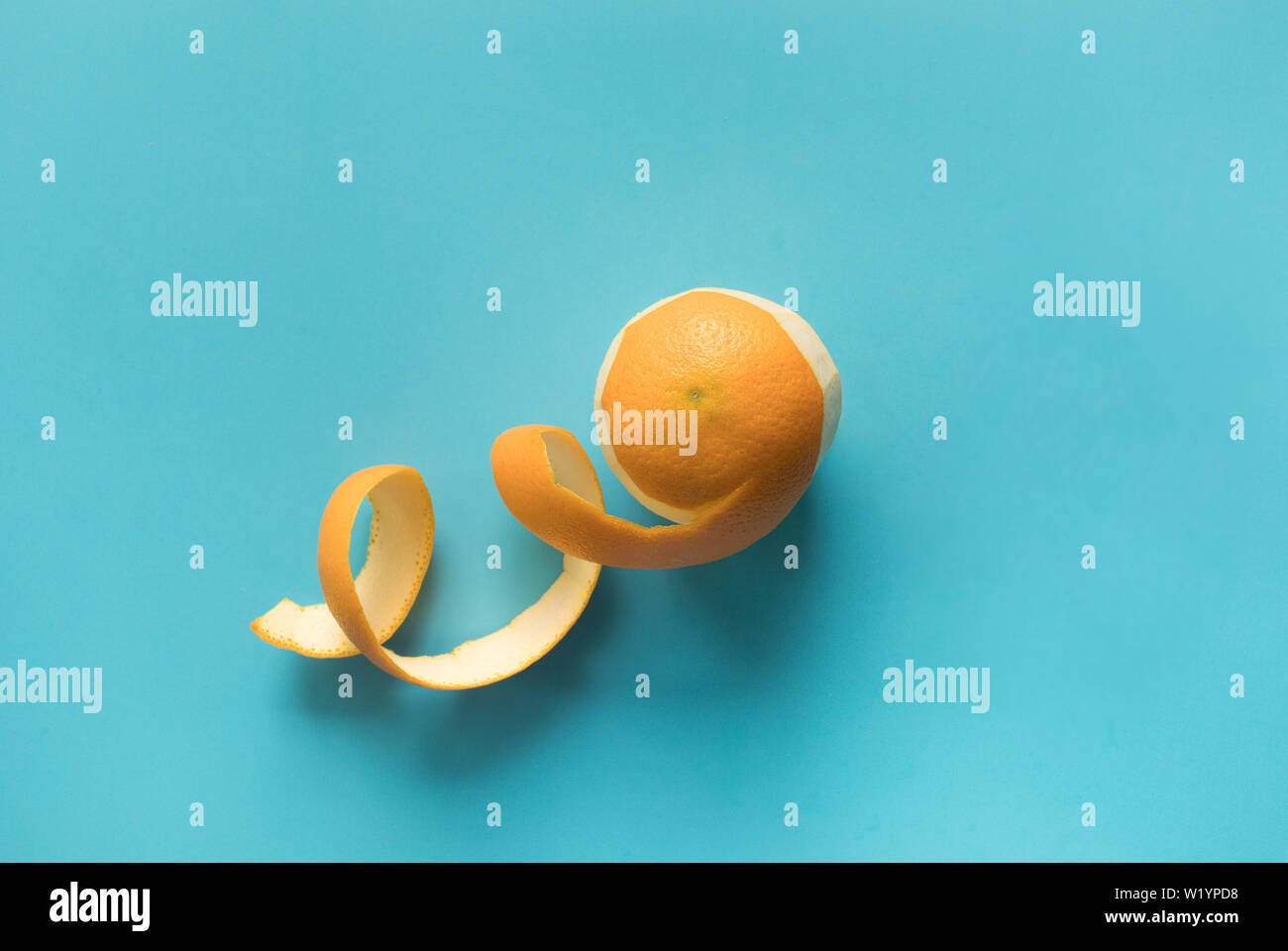 Orange slice on blue background.Ribbon fruit ideas Stock Photo - Alamy