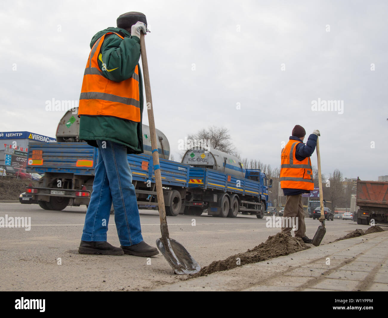 Clean trash roadside hi-res stock photography and images - Alamy