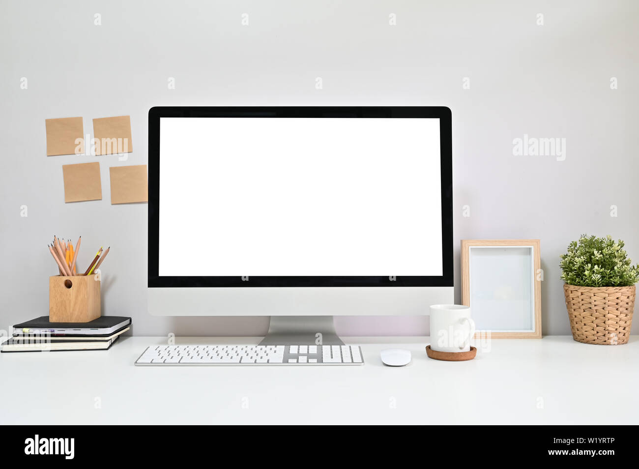 Empty front desk green screen hi-res stock photography and images - Alamy