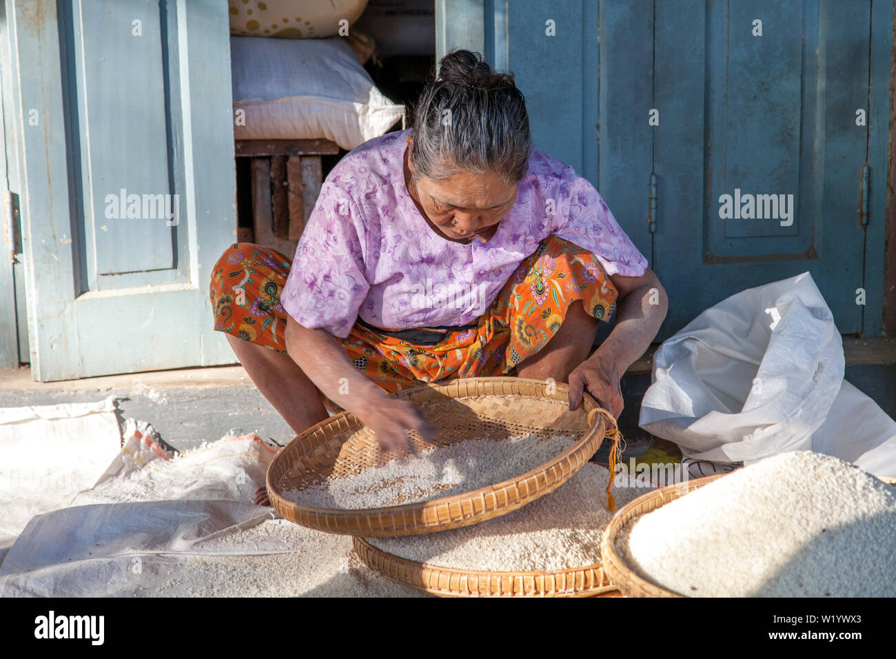 Woman sieving rice (Myanmar Stock Photo - Alamy