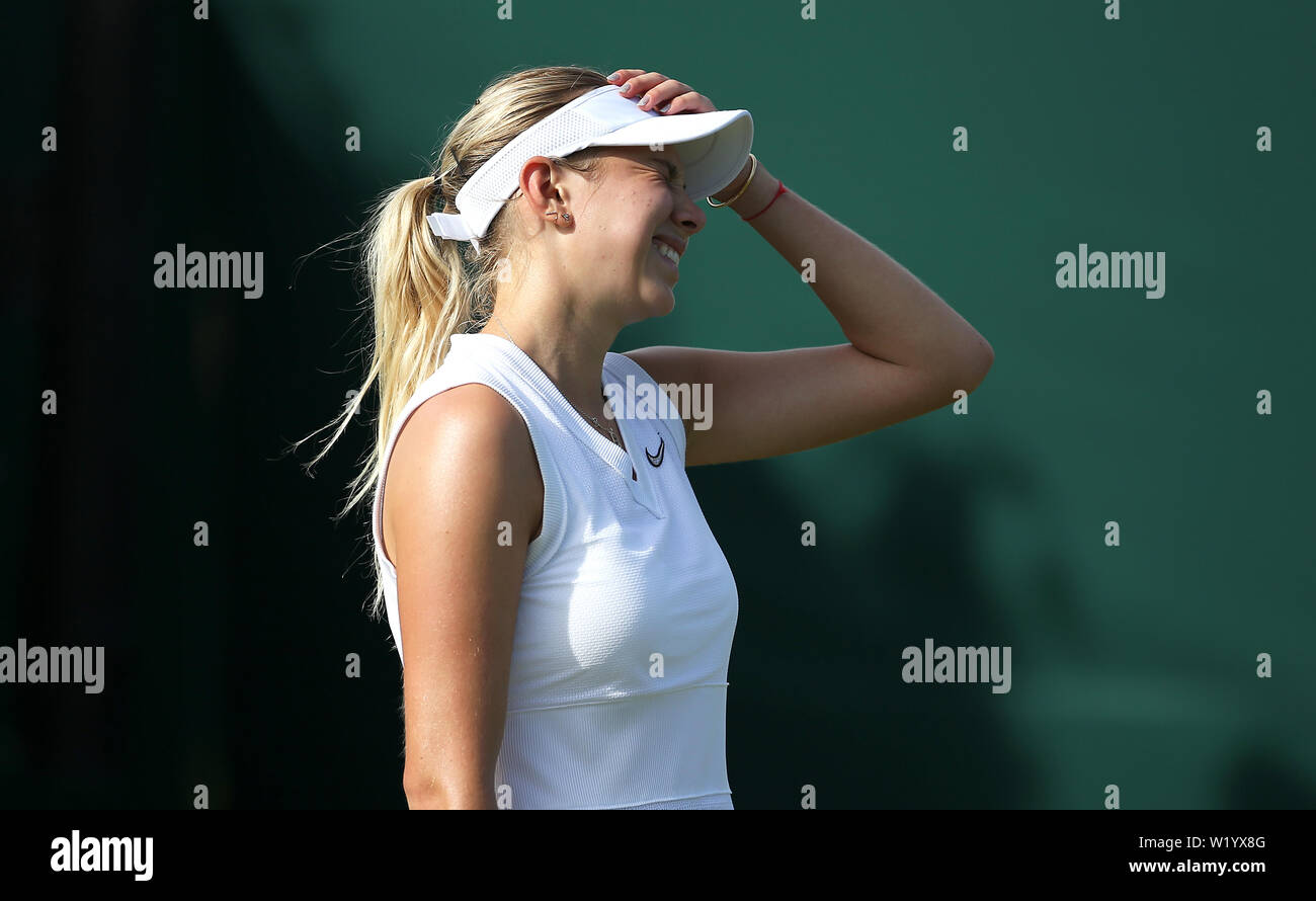 Amanda Anisimova appears frustrated during her match against Magda ...
