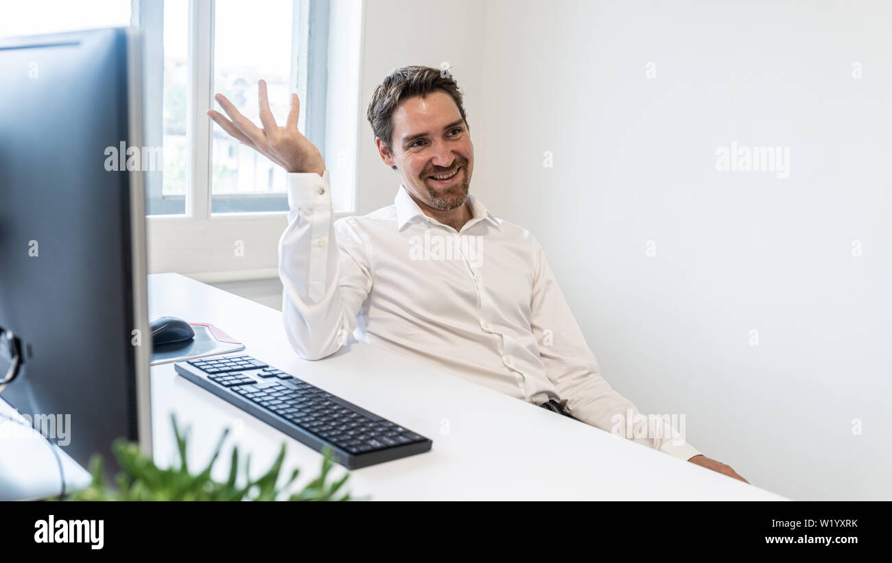 Programmer explaining hi-res stock photography and images - Alamy