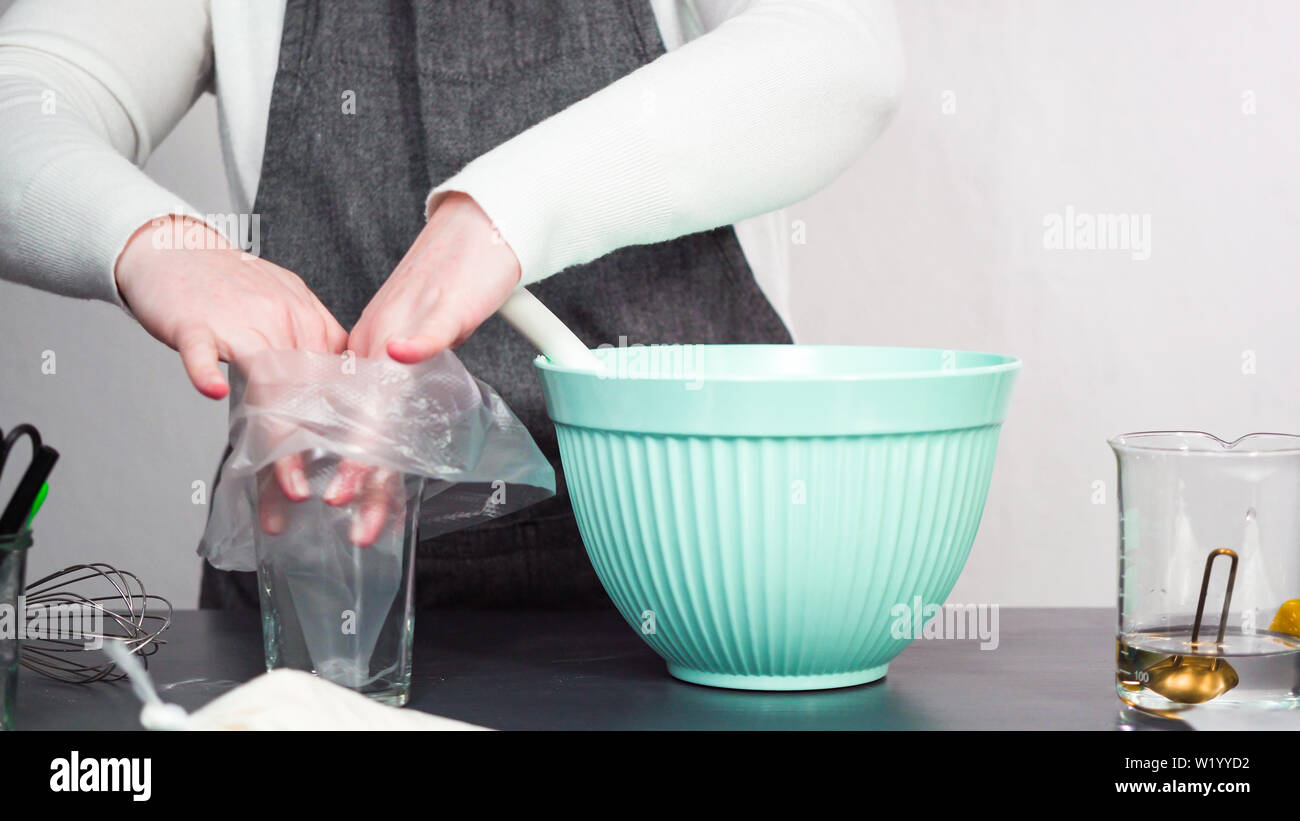 Royal icing piping bag hi-res stock photography and images - Alamy