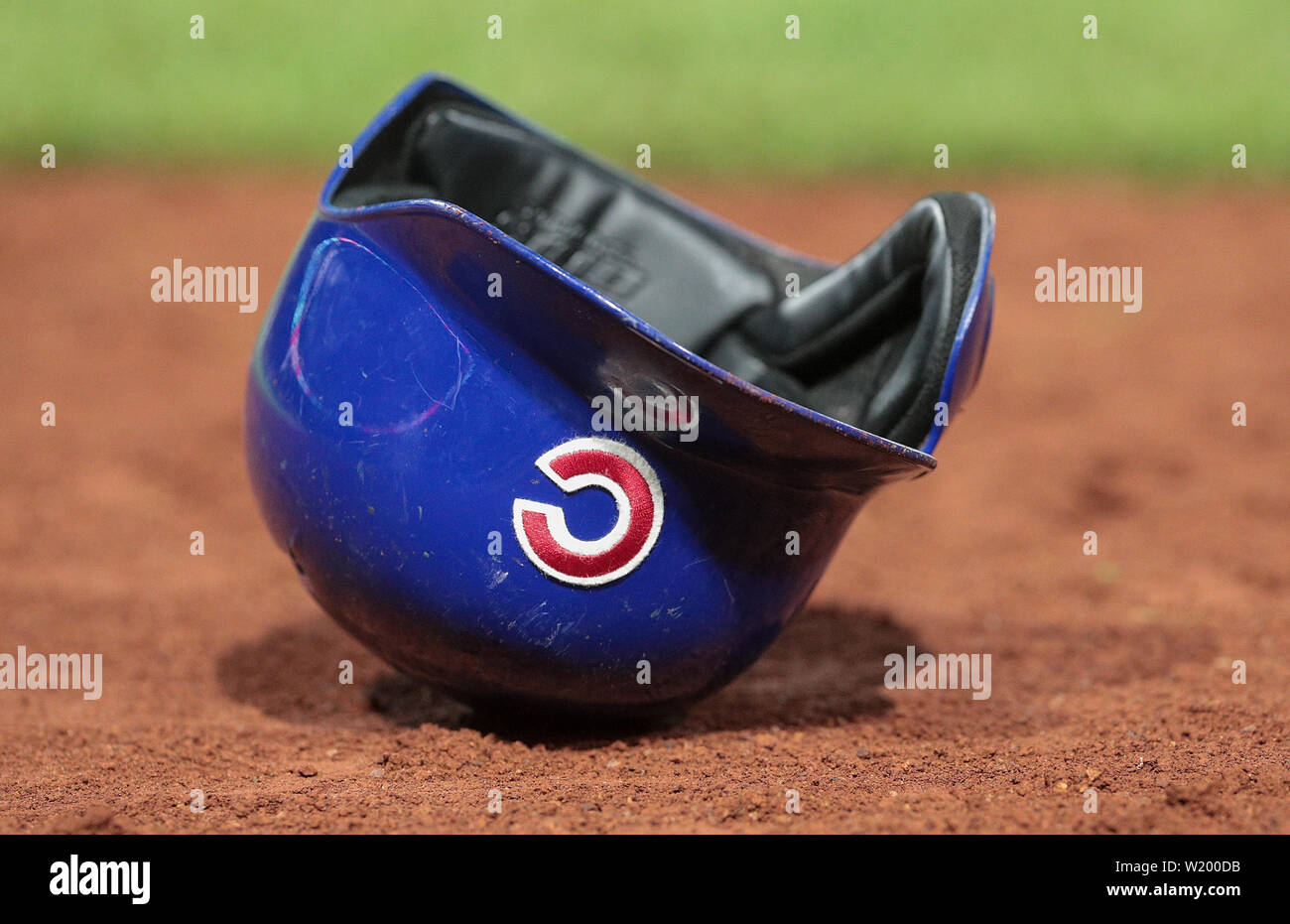 Major league baseball helmet hi-res stock photography and images - Alamy