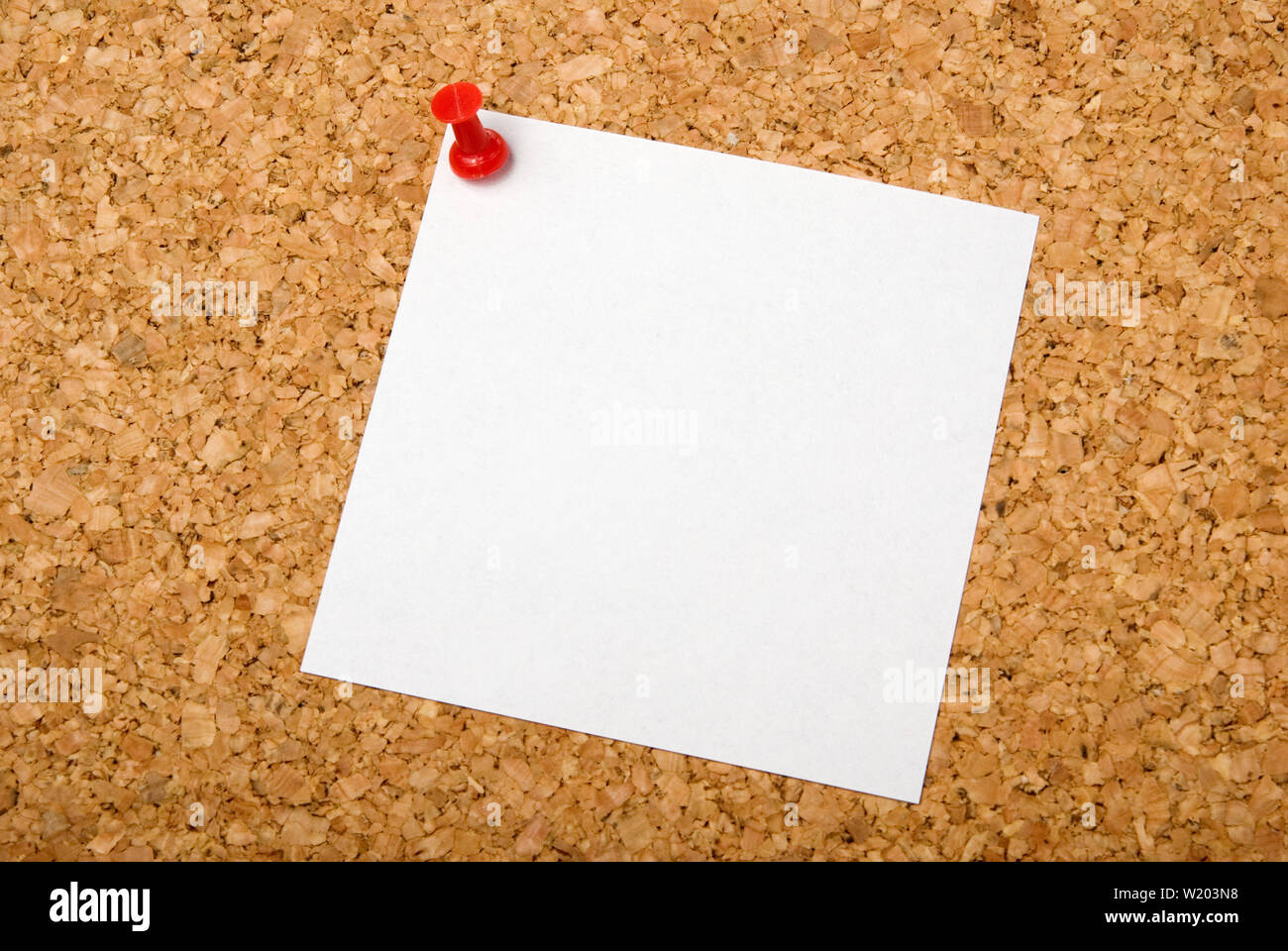 red pin on cork board with note paper Stock Photo - Alamy