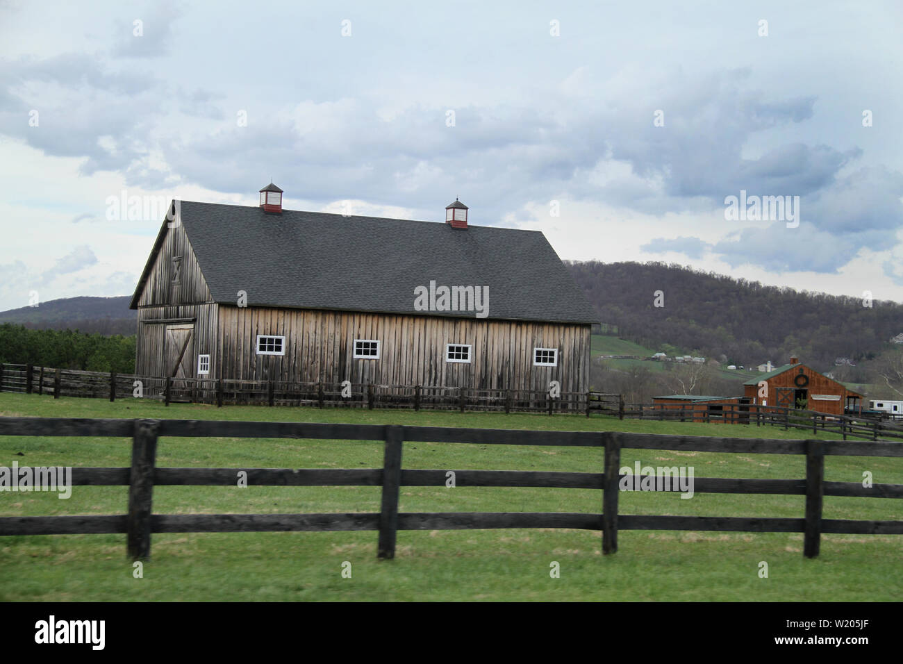 Wooden barn on farm in Pennsylvania, USA Stock Photo - Alamy