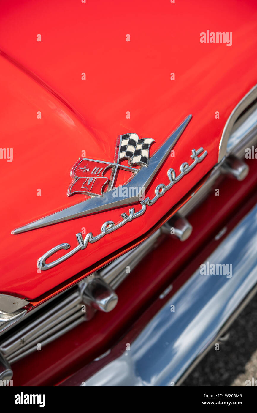 Detail of the bonnet of a red 1959 Chevrolet car Stock Photo - Alamy