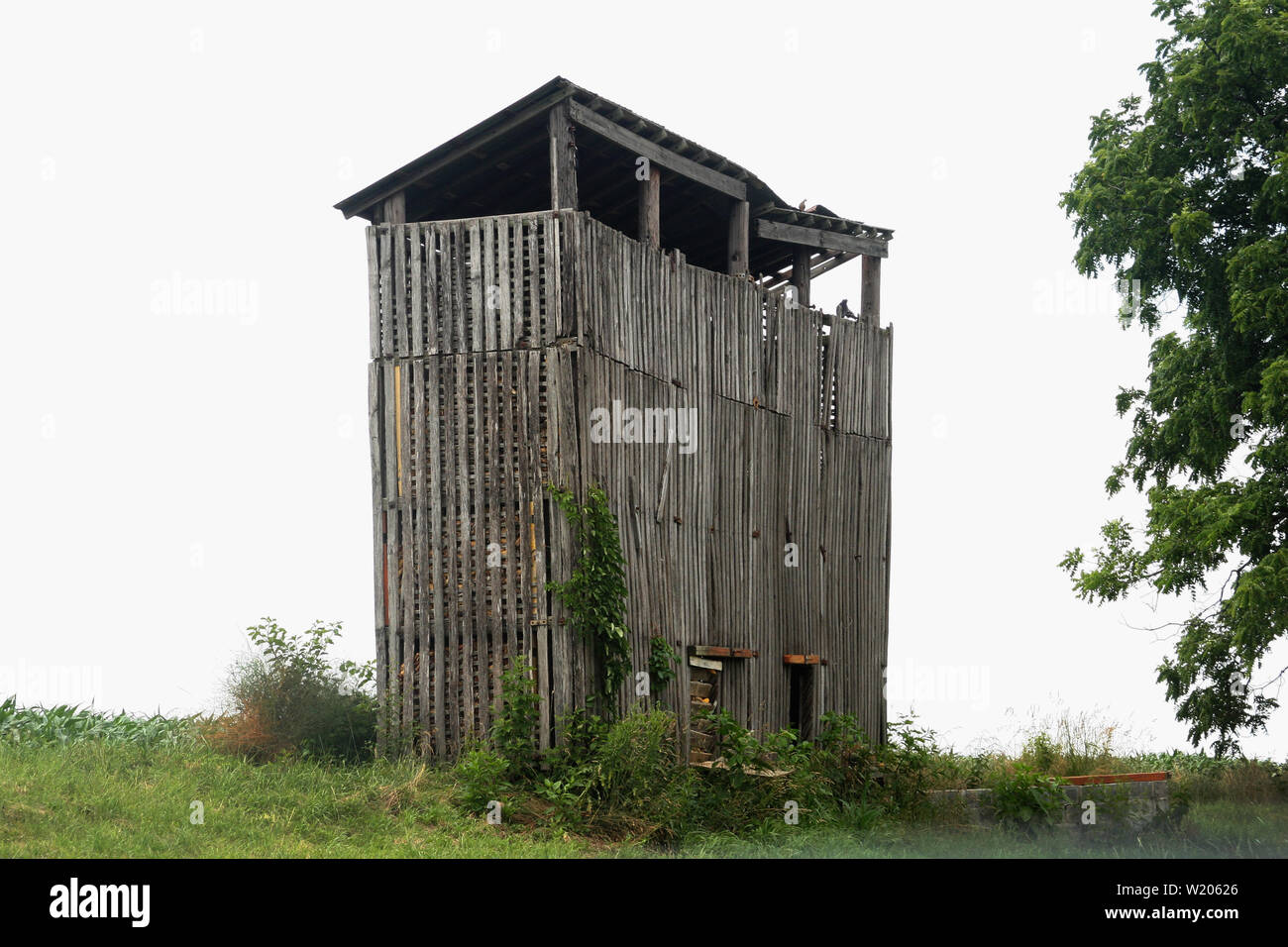 Basic wooden cage for storing dry corn on the cob in Pennsylvania, USA ...