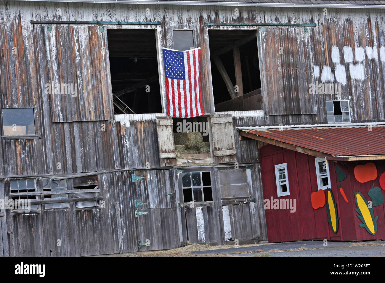 Old massive barn in Pennsylvania, USA. Barn with the U.S. flag ...