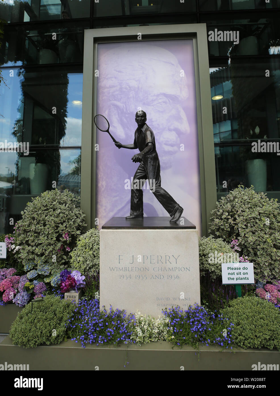 Fred perry statue hi-res stock photography and images - Alamy