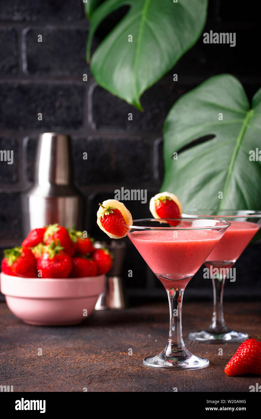 Sweet summer strawberry alcoholic cocktail Stock Photo - Alamy