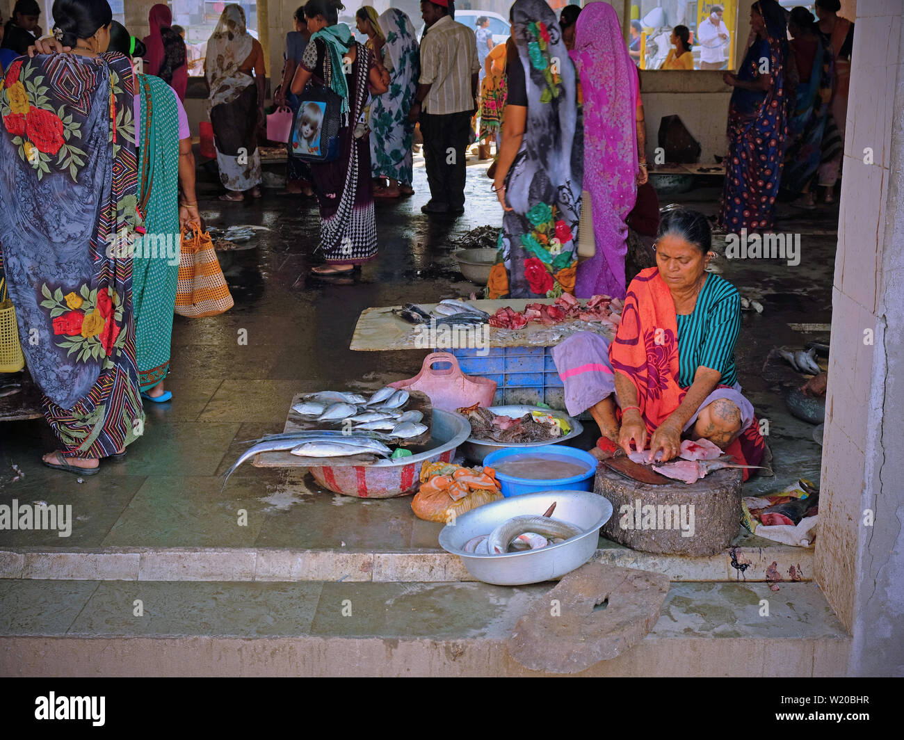 Women selling fish india hi-res stock photography and images - Alamy