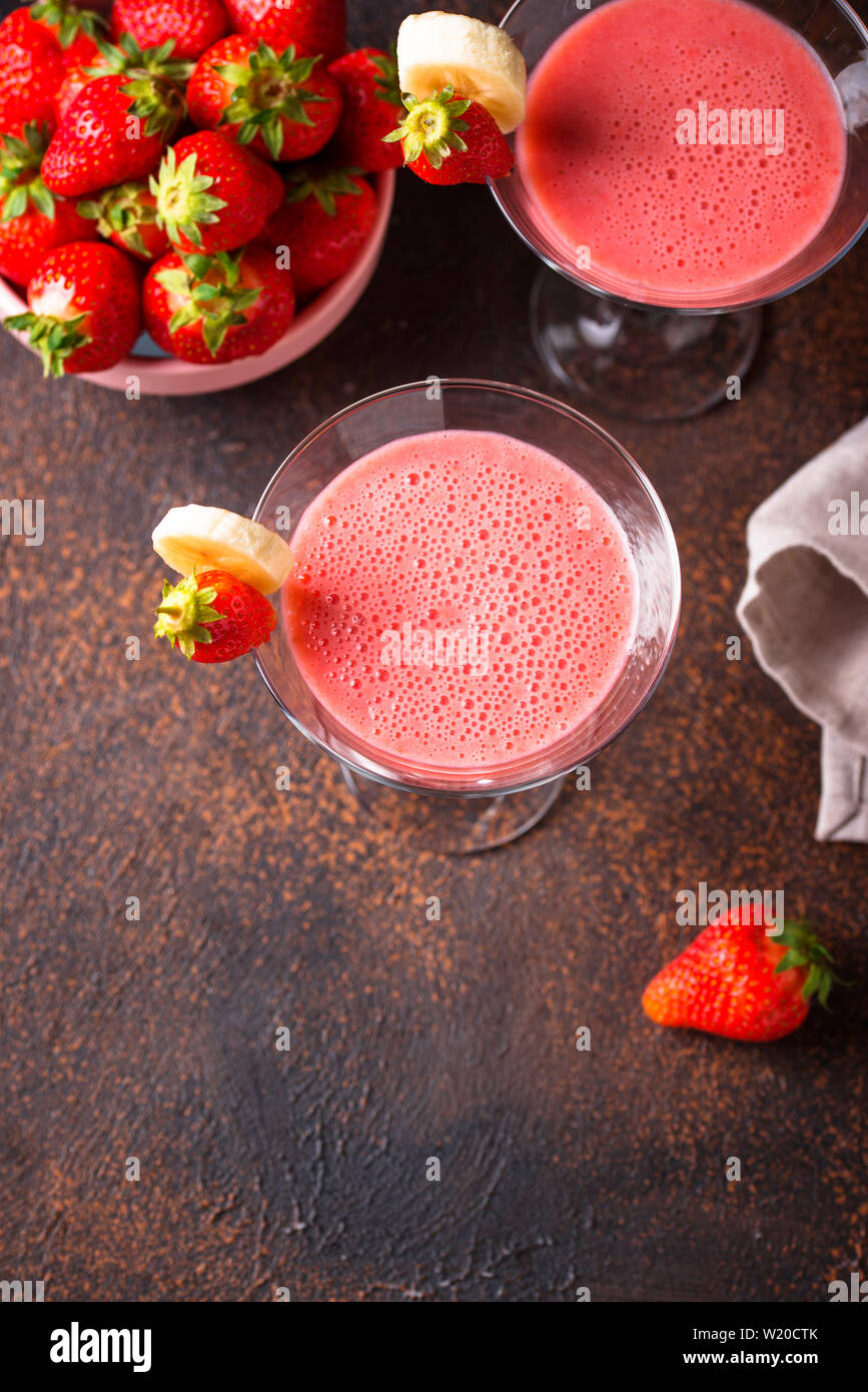 Sweet summer strawberry alcoholic cocktail Stock Photo - Alamy