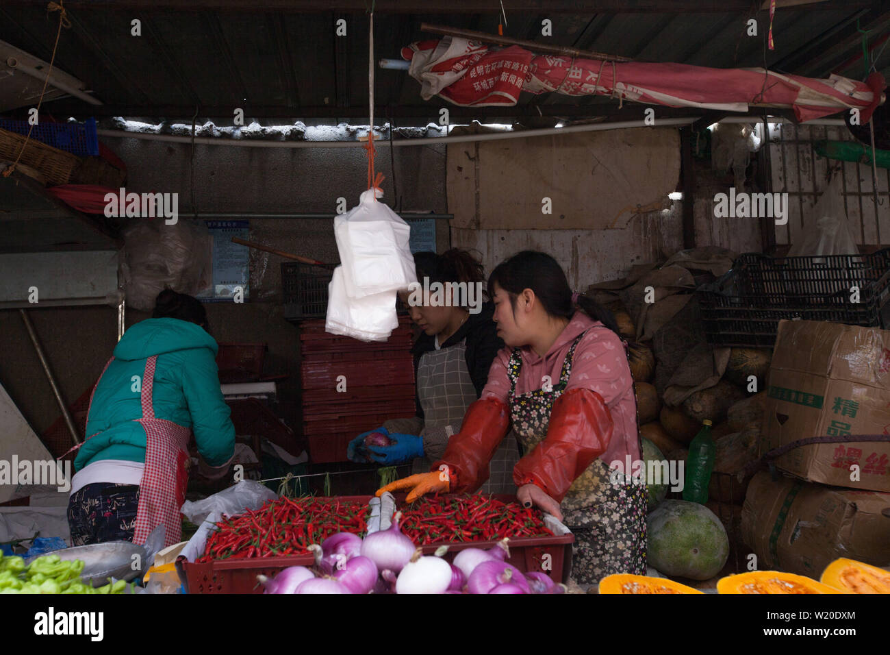 Local Kunming 昆明市 food market, Yunnan province, China Stock Photo - Alamy