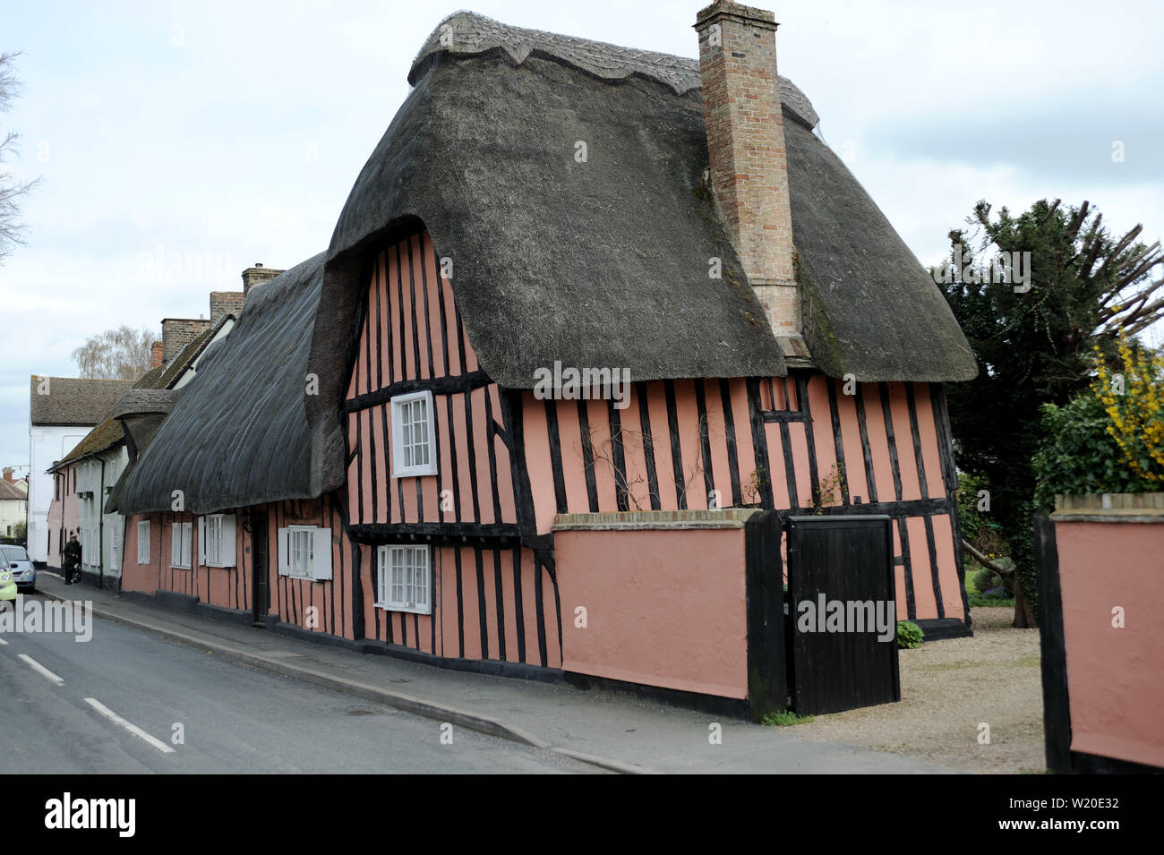 Half timbered thatched cottage hi-res stock photography and images - Alamy
