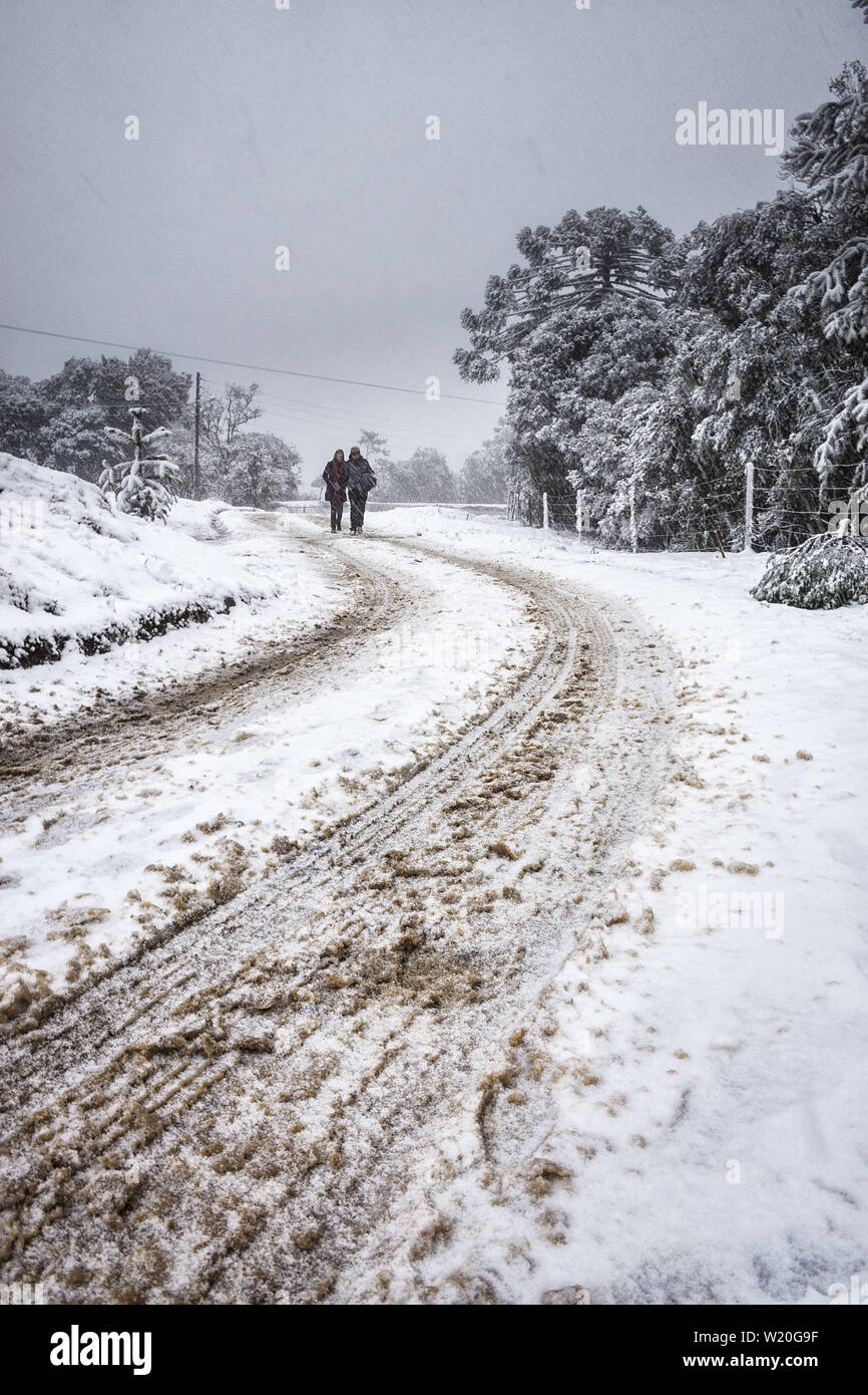 Snowy dirt road hi-res stock photography and images - Alamy