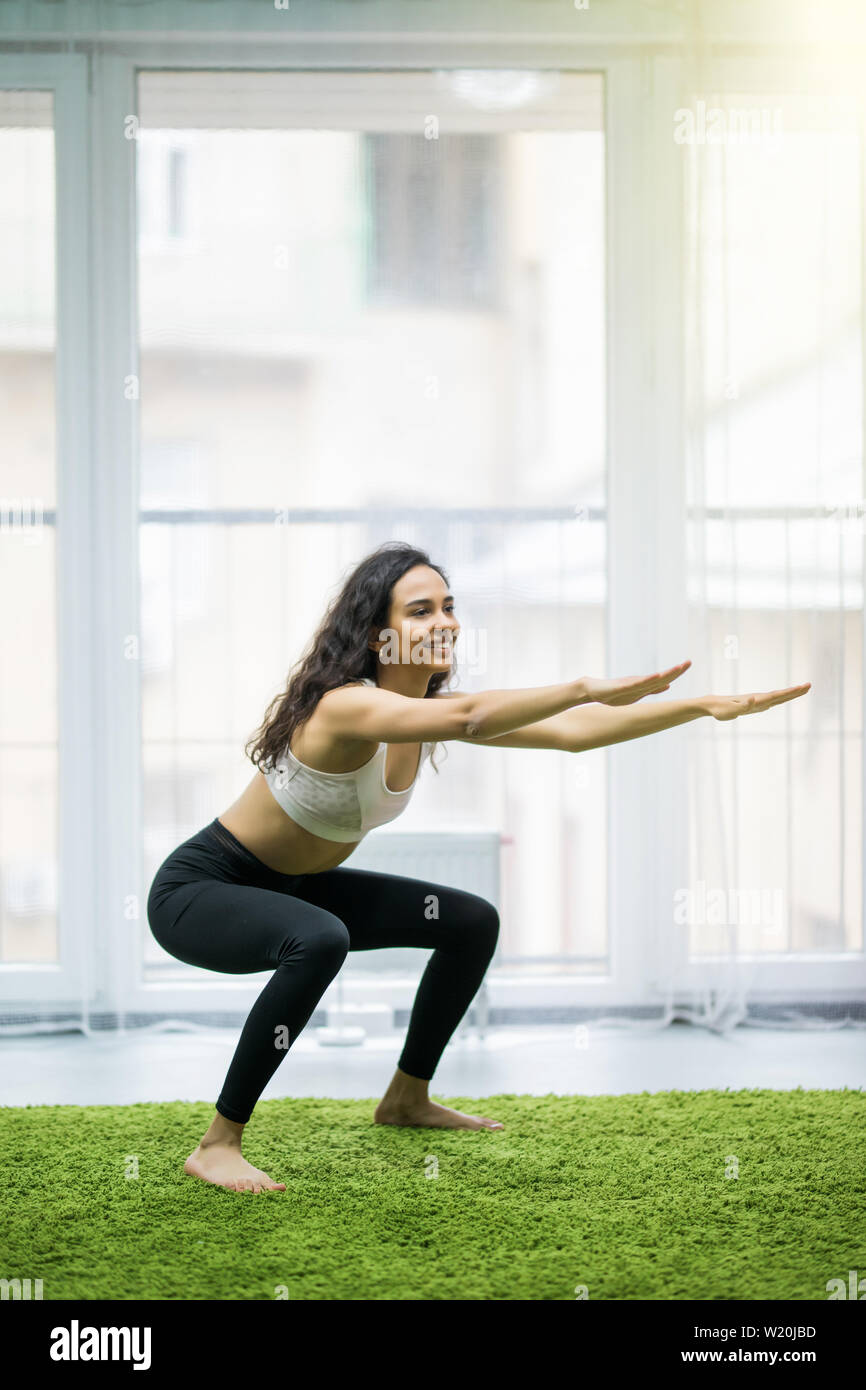 Well build women hi-res stock photography and images - Alamy