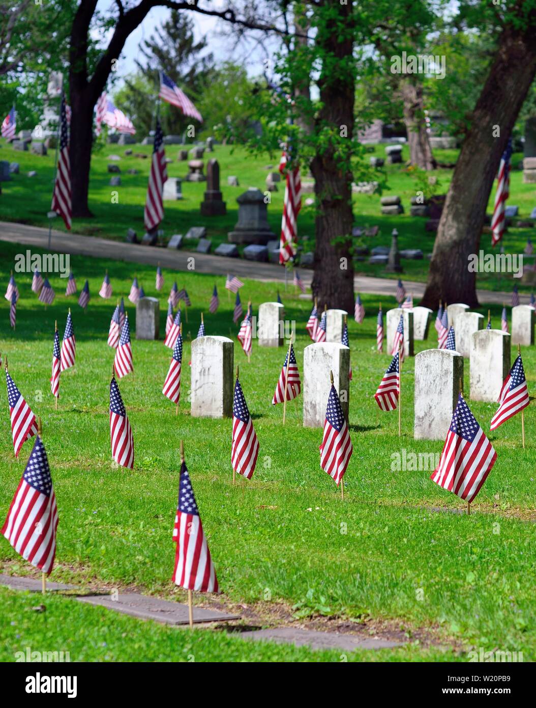 Elgin, Illinois, USA. American flags dot the gravesites of veterans at ...