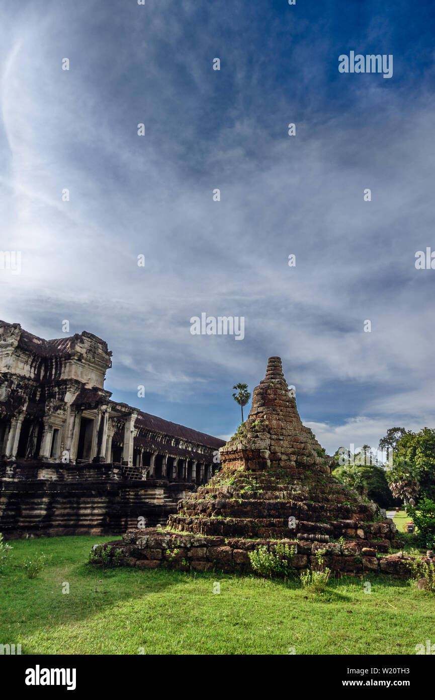 Old stupa angkor wat hi-res stock photography and images - Alamy