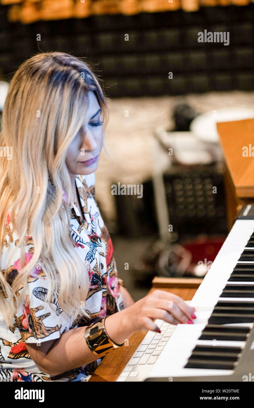 Girl keyboards computer hi-res stock photography and images - Alamy