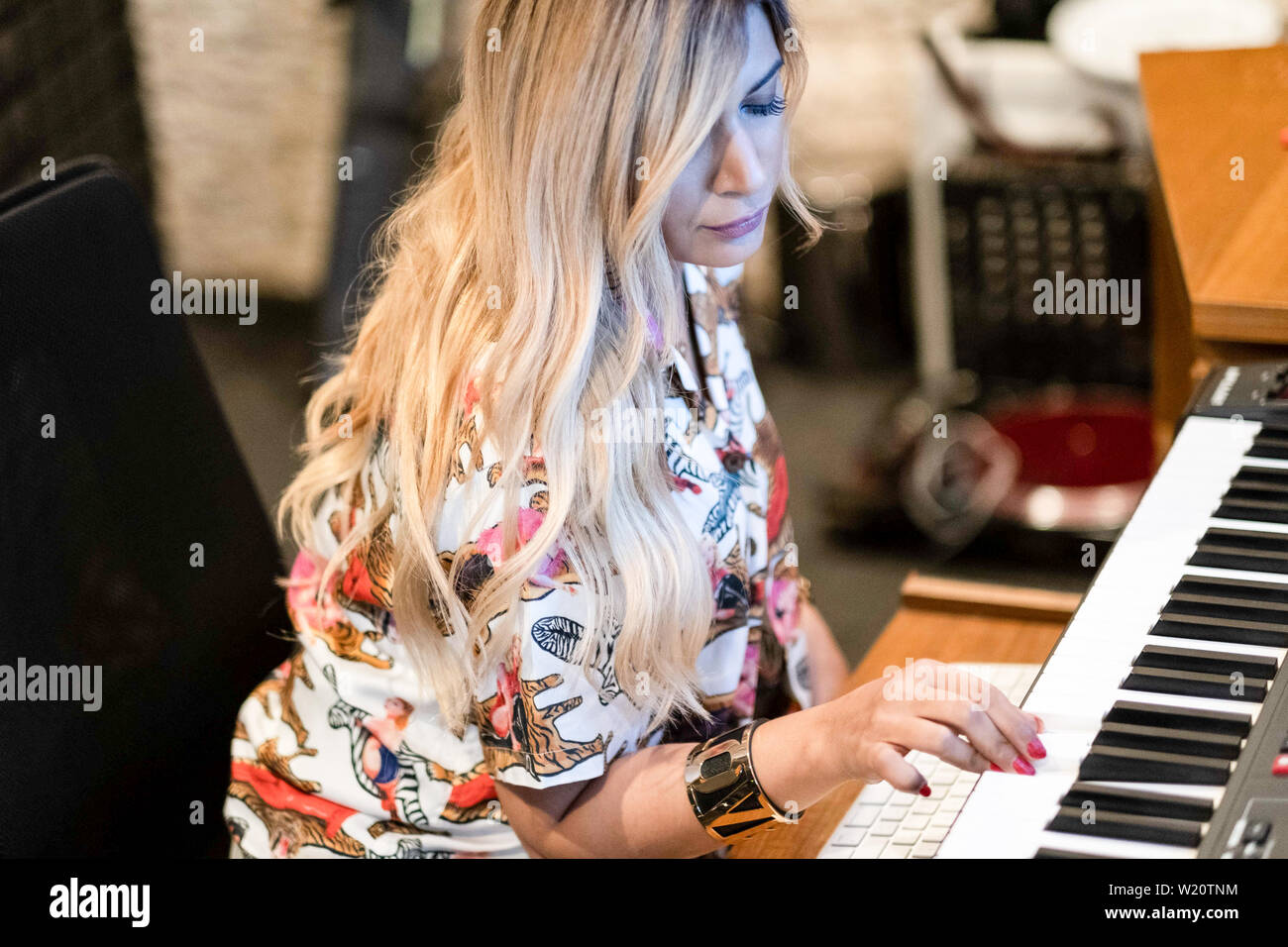 Girl keyboards computer hi-res stock photography and images - Alamy