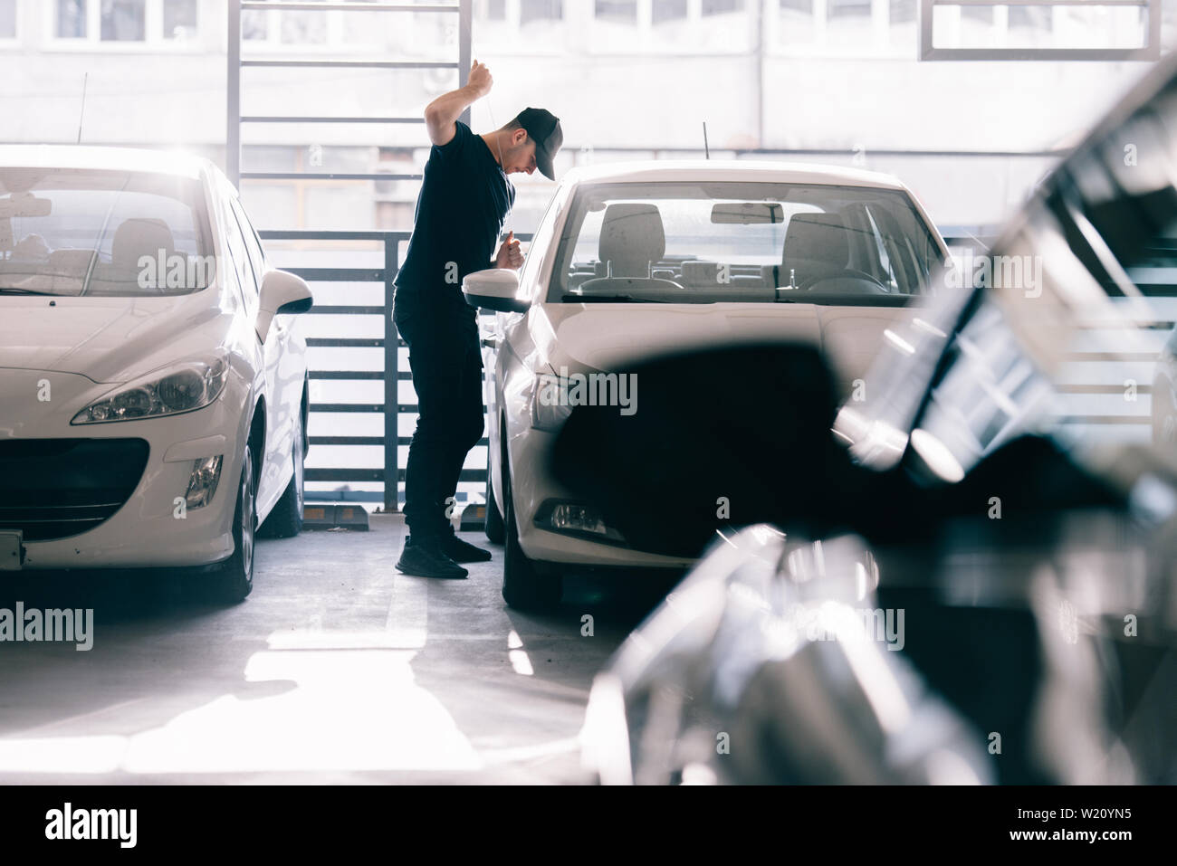 Thief breaking in car crowbar hi-res stock photography and images - Alamy