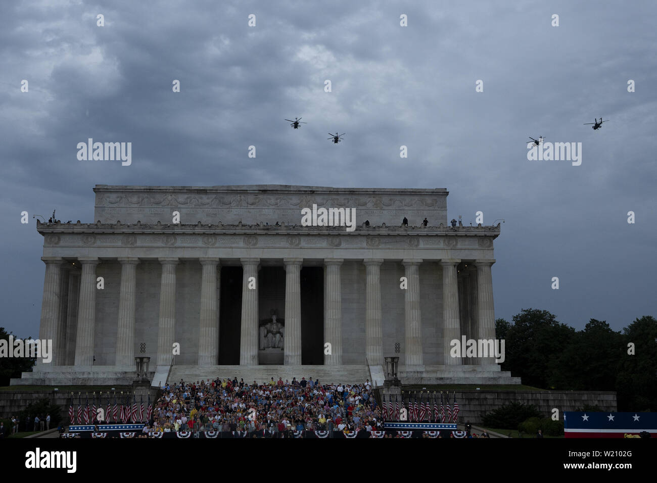Military flyover people hi-res stock photography and images - Alamy