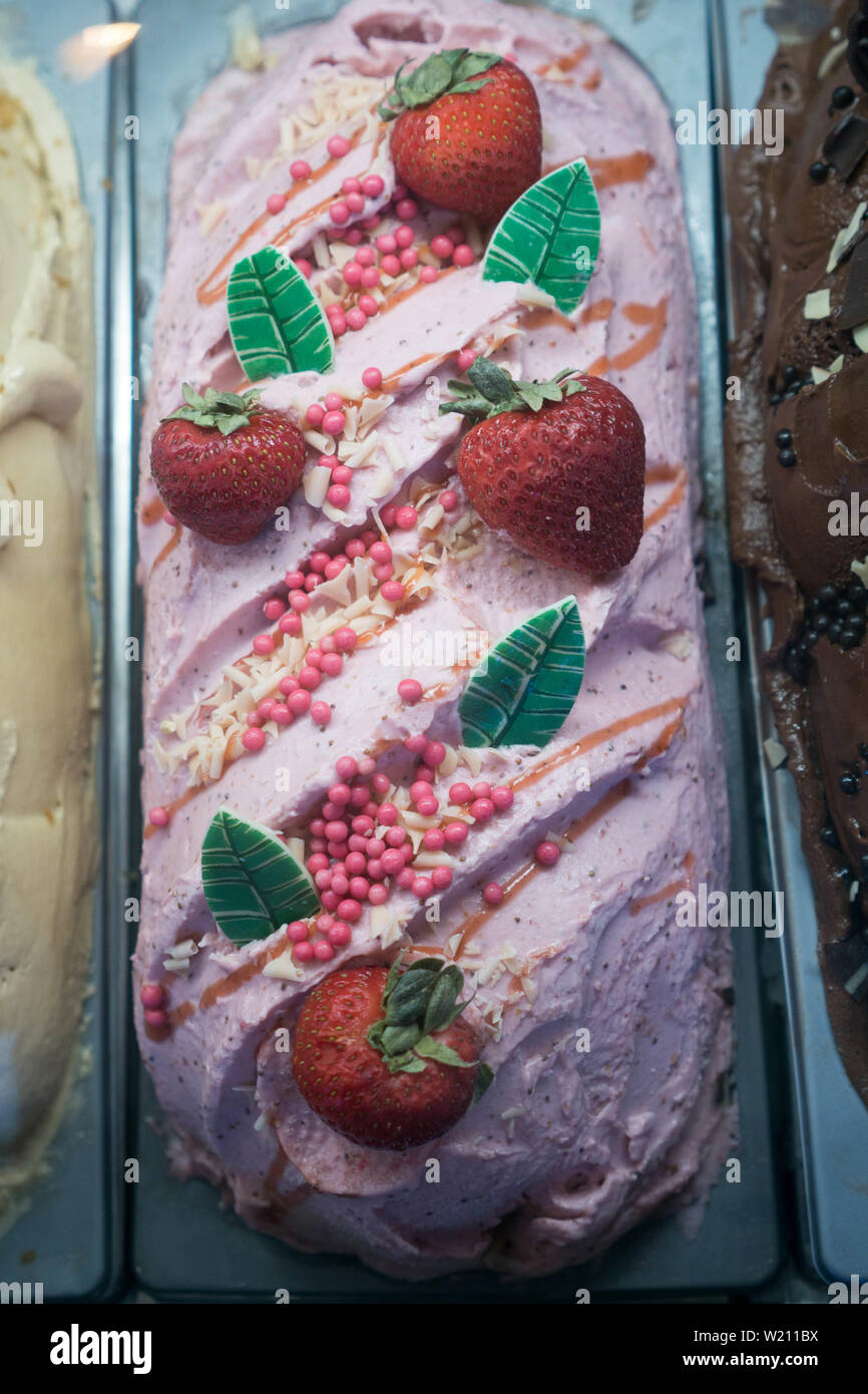 Strawberry ice cream fresh hi-res stock photography and images - Alamy