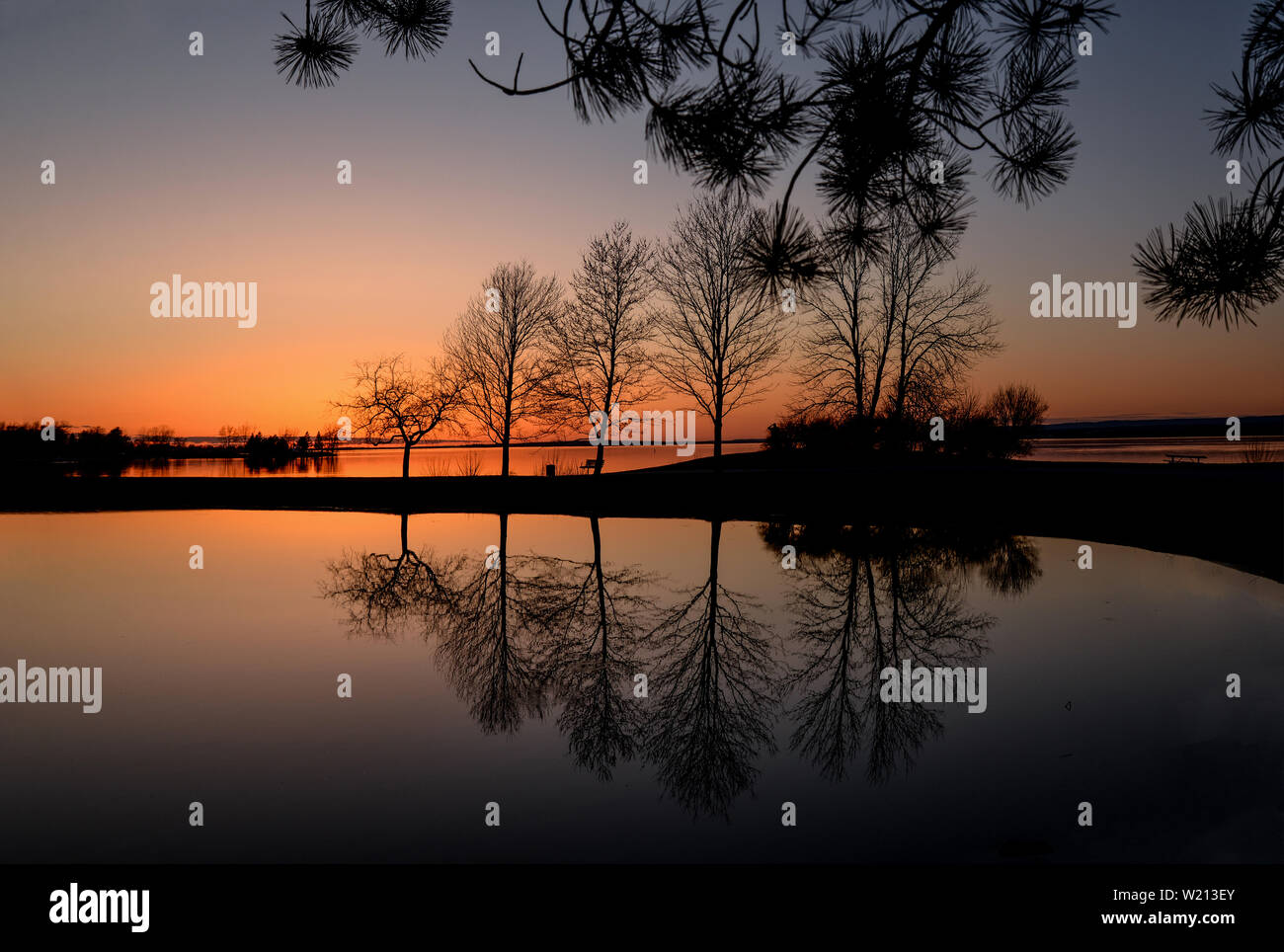 Lovers in silhouette hi-res stock photography and images - Alamy