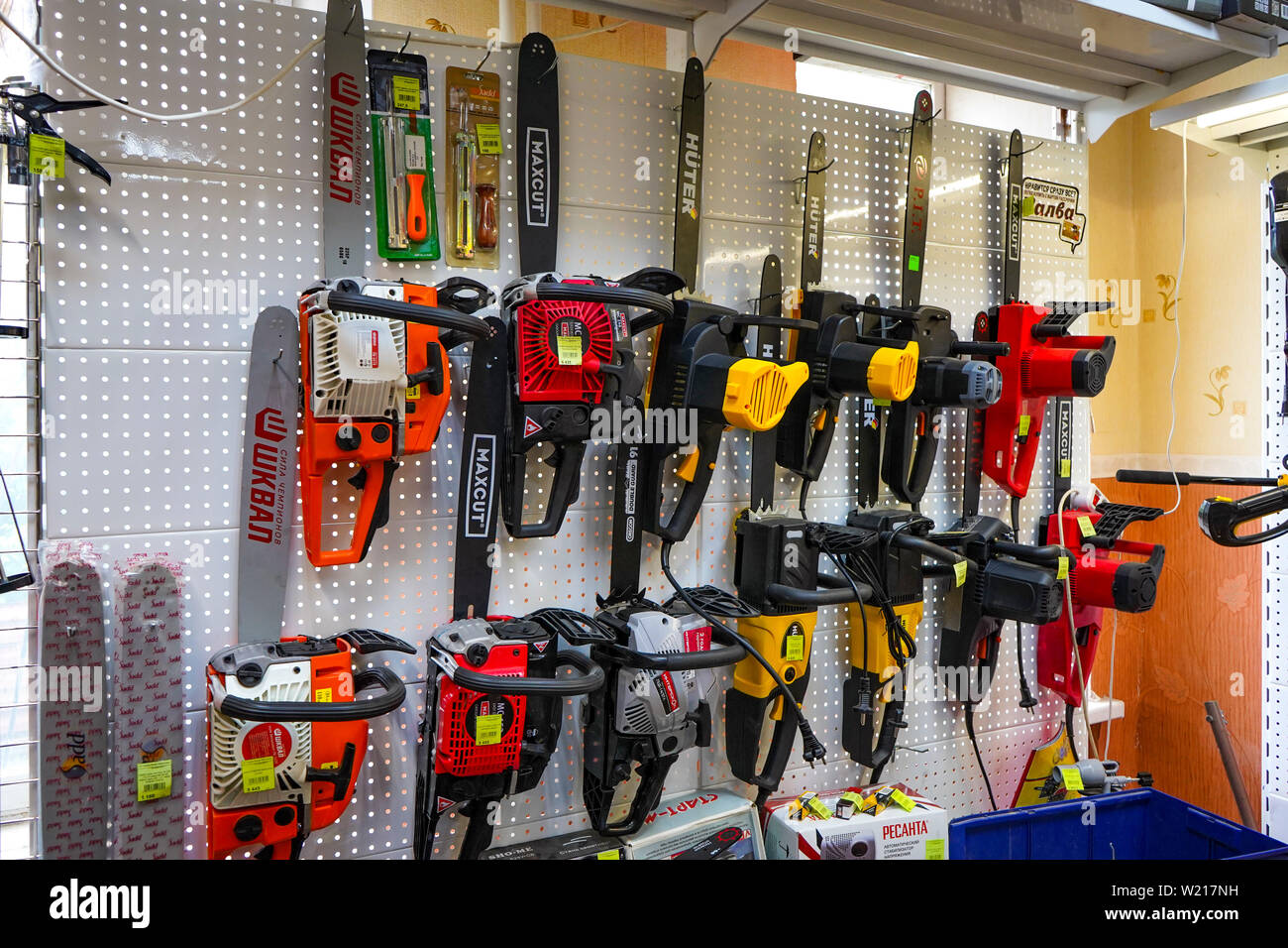 Chainsaw shelf hi-res stock photography and images - Alamy