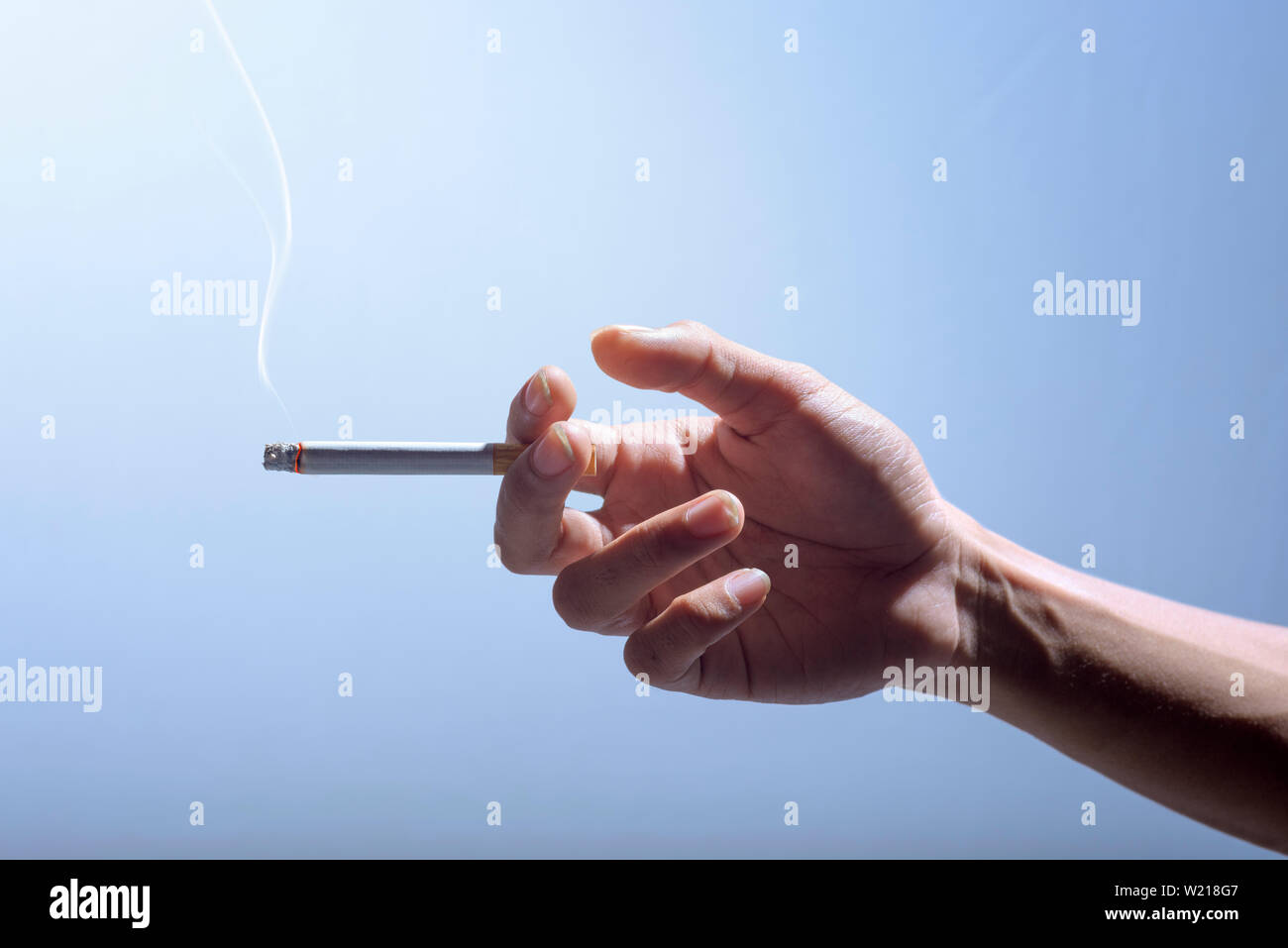 Hand holding a cigarette hi-res stock photography and images - Alamy