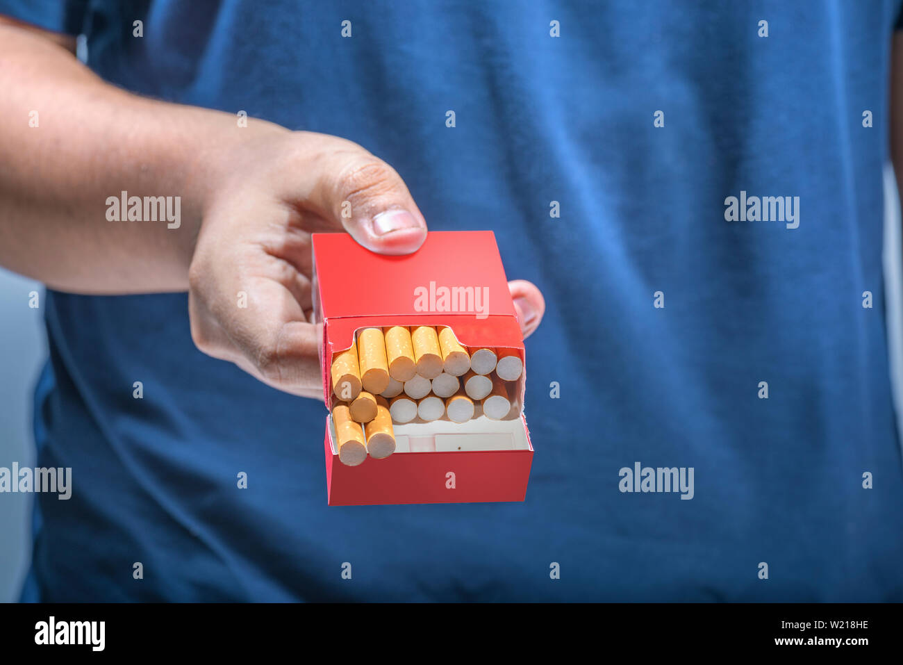 Cigarette box hand hi-res stock photography and images - Alamy