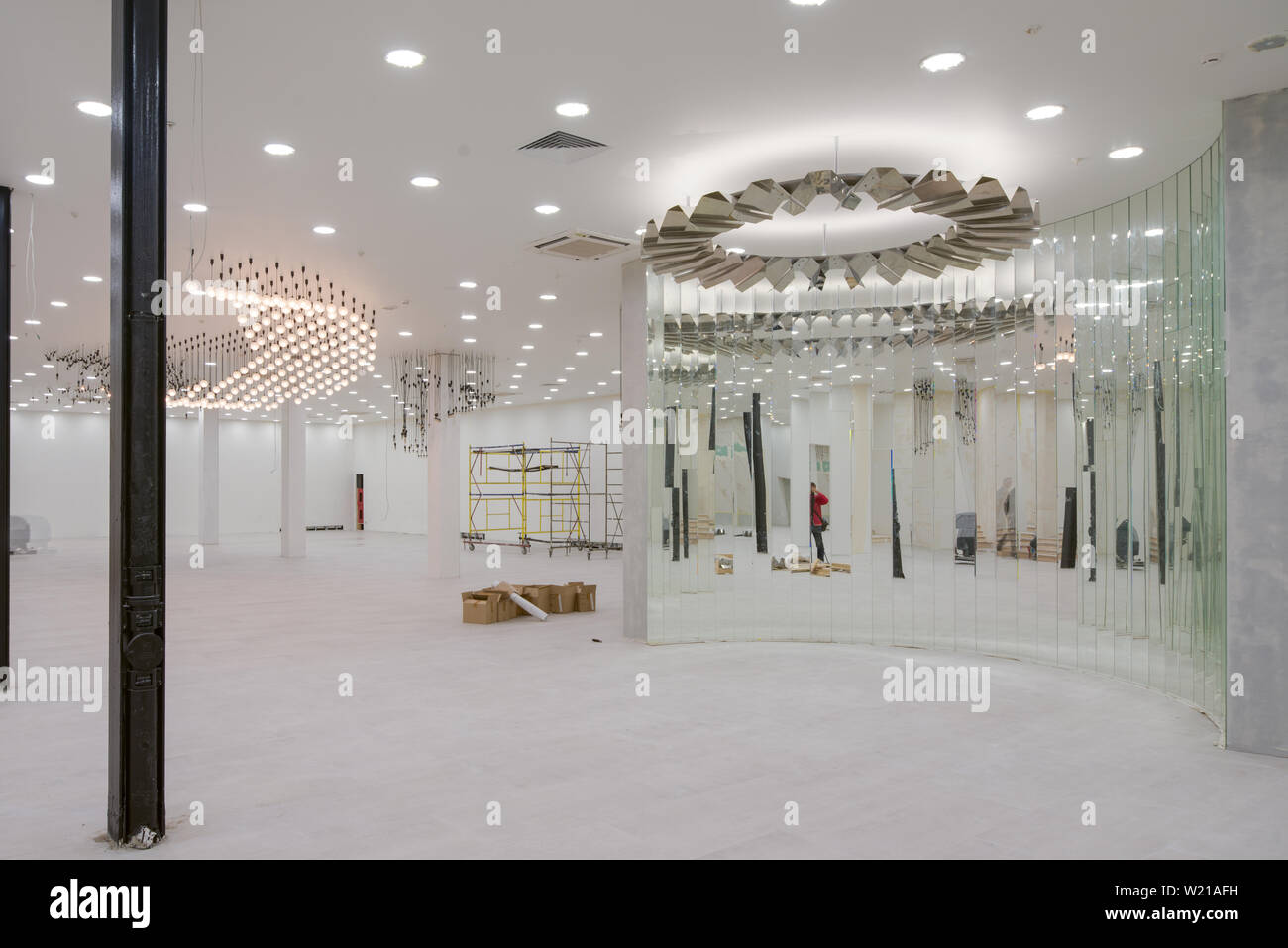 Modern store at shopping mall Stock Photo - Alamy