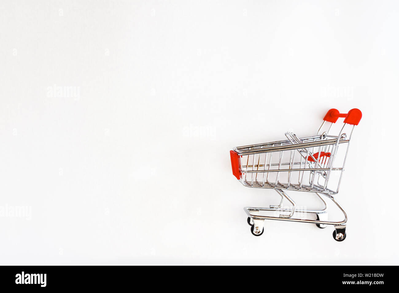 Empty shopping cart side view hi-res stock photography and images - Alamy