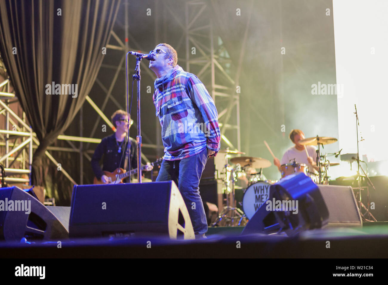 Liam gallagher singing hi-res stock photography and images - Alamy