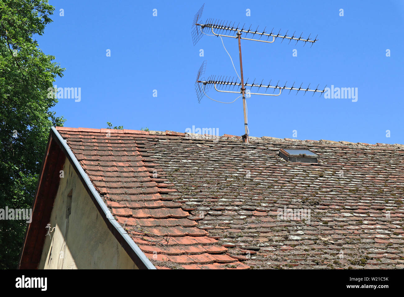 Television antennas on the roof of an old building Stock Photo - Alamy