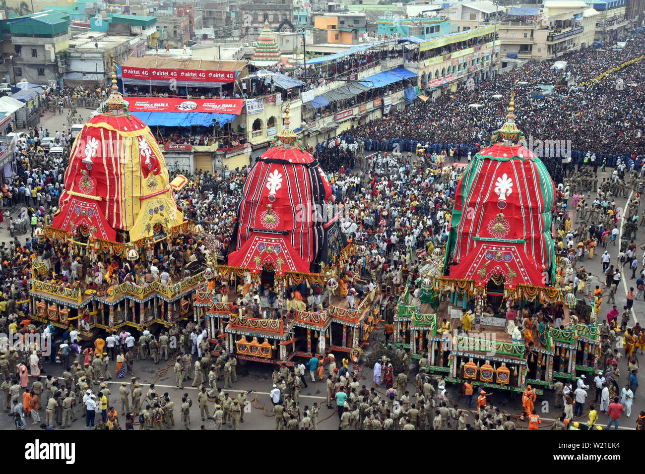 (190705) -- PURI, July 5, 2019 (Xinhua) -- Indian devotees participate ...