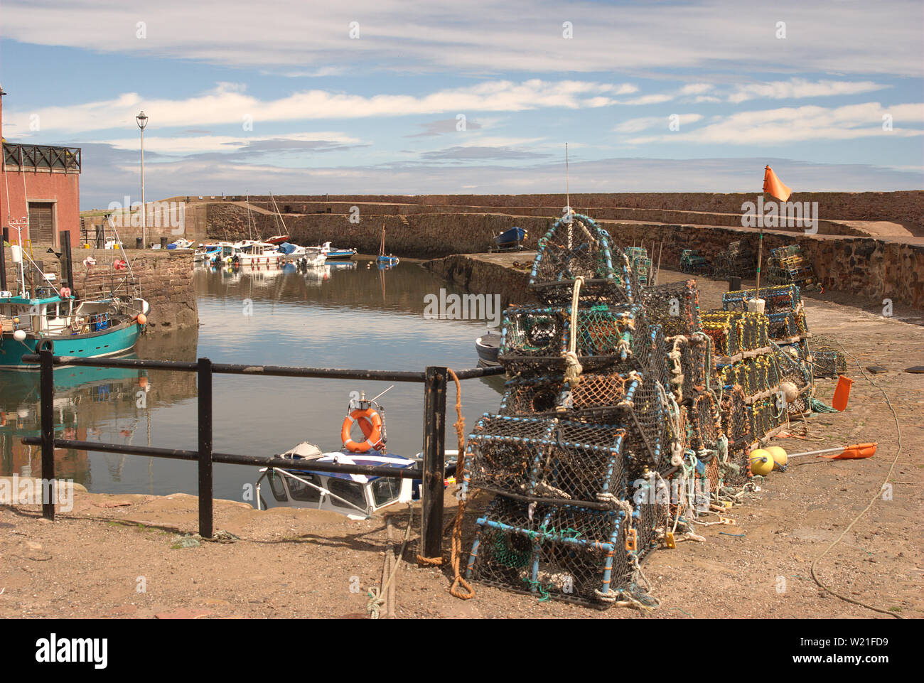 Dunbar harbour fishing boats quay hi-res stock photography and images ...