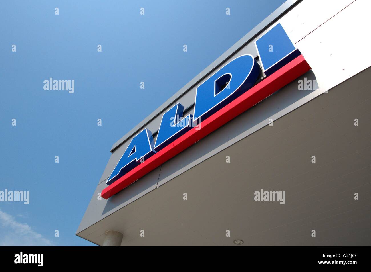 Aldi logo on the building of an aldi north store hi-res stock ...