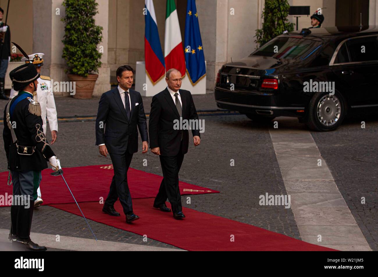 I presidenti Vladimir Putin ( Russia ) e Giuseppe Conte ( Italia ) si ...