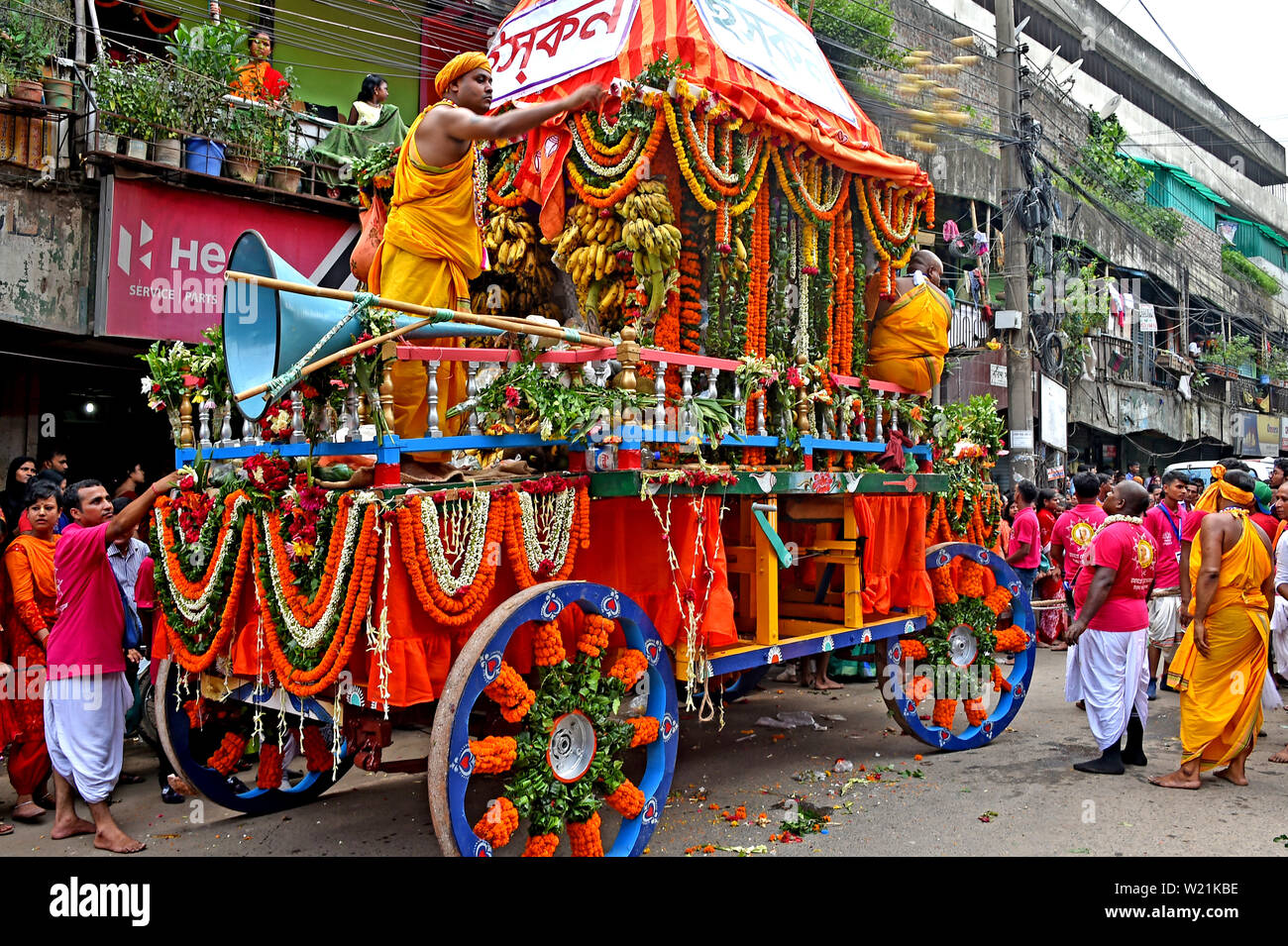 (190705) -- DHAKA, July 5, 2019 (Xinhua) -- Devotees participate in ...