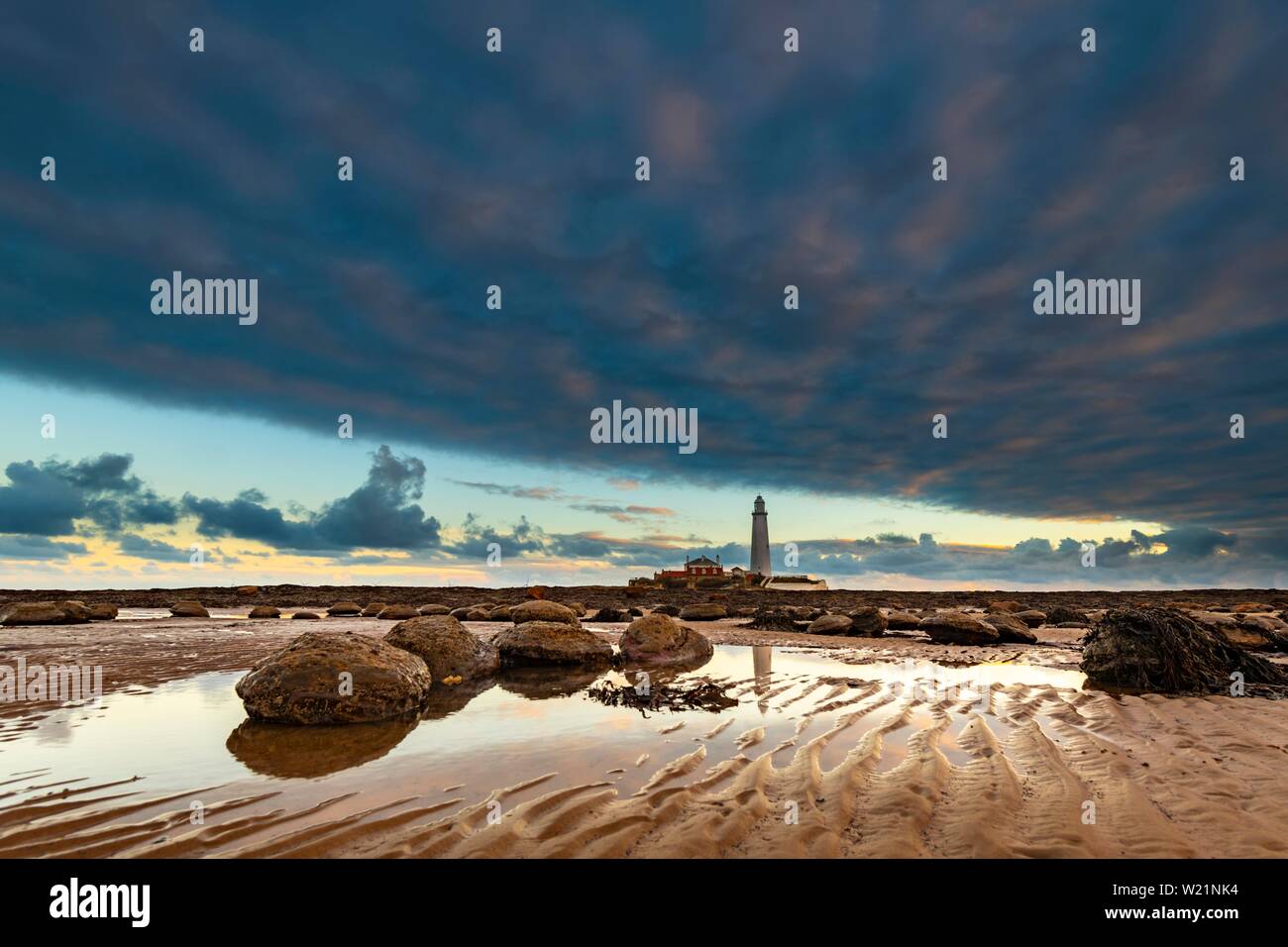 Lighthouse at low tide hi-res stock photography and images - Alamy